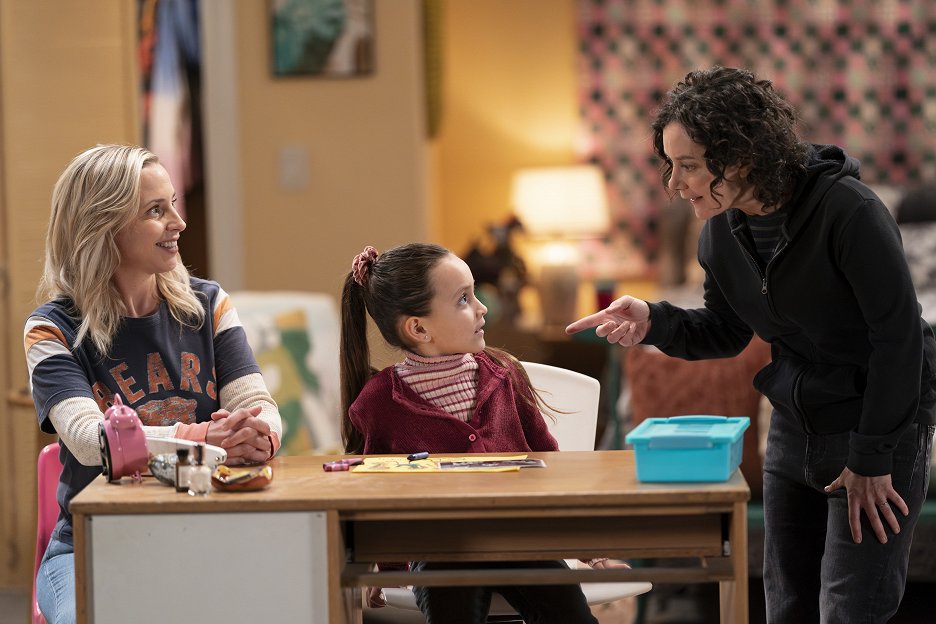 The Conners - Smash and Grab and Happy Death Day (S06E07) (2024) | ČSFD.cz