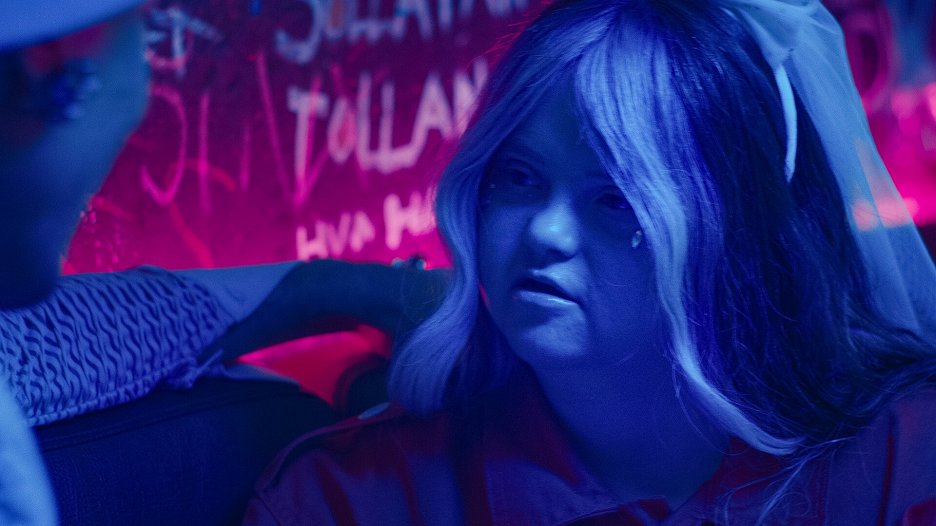 Cammo - Russebuss og voksing (S02E06) (2024) | ČSFD.cz