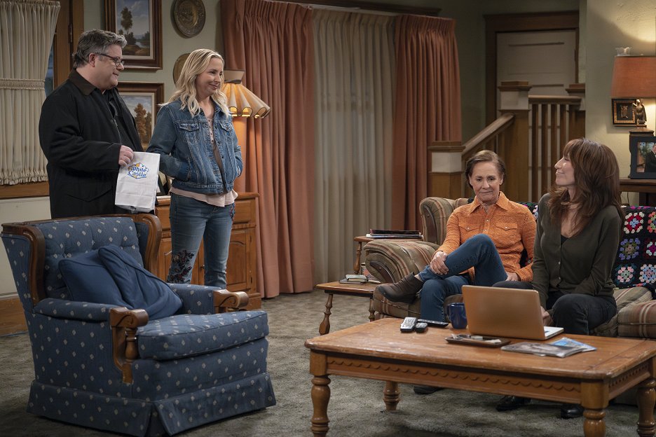 The Conners - Fire and Vice (S06E11) (2024) | ČSFD.cz