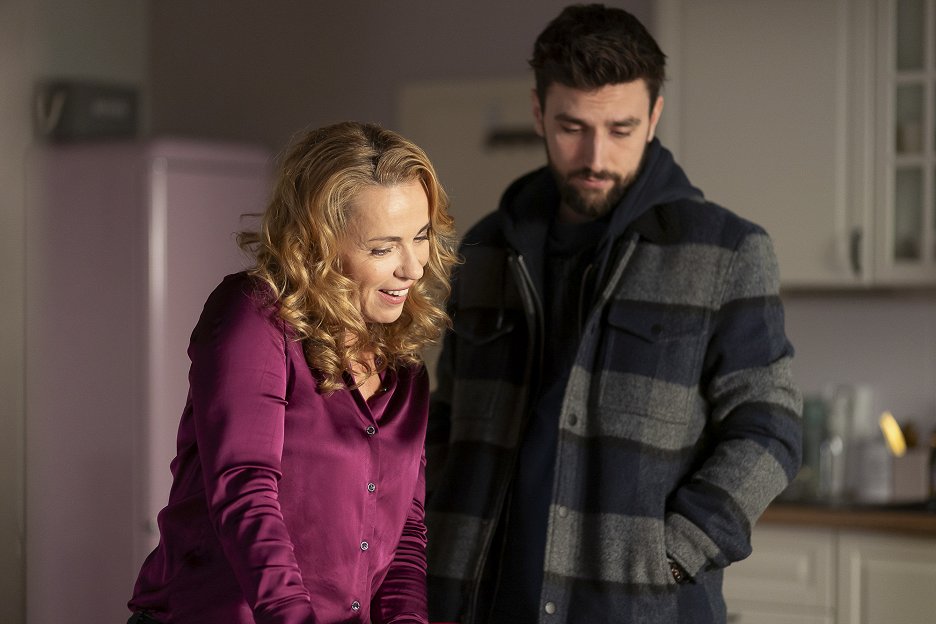 Jedna rodina - Sauna (S03E35) (2024) | ČSFD.cz