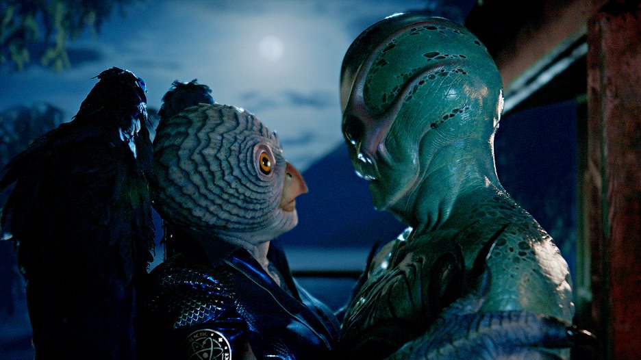 Resident Alien - Avian Flu (S03E04) (2024) | Galerie - Z epizody | ČSFD.cz