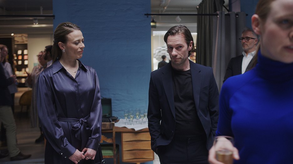 Kjære landsmenn - Rotløst og eksistensielt (S02E02) (2022) | ČSFD.cz