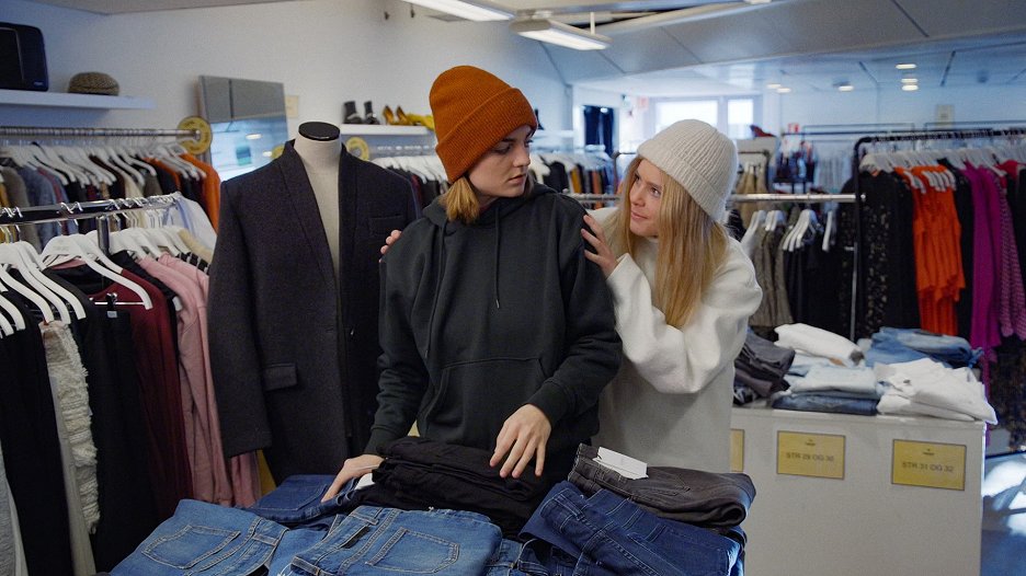 Amalie og Mathea - Helene sjekker inn (S01E01) (2021) | ČSFD.cz