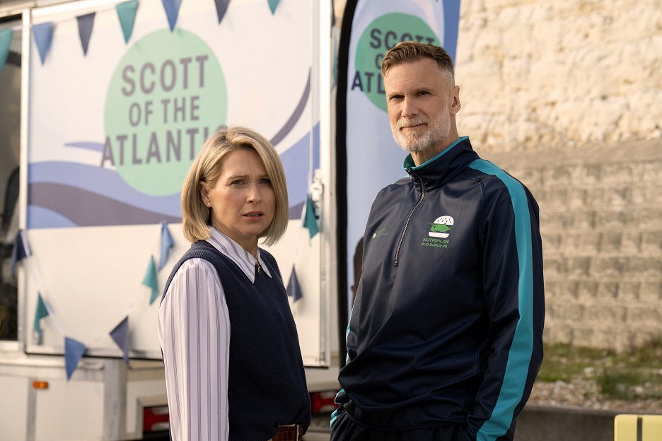 Trying - Scott přes Atlantik (S04E08) (2024) | ČSFD.cz