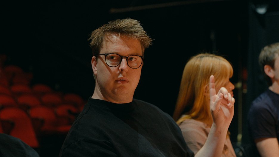 Føkkings Fladseth - Hattemannen (E02) (2023) | ČSFD.cz