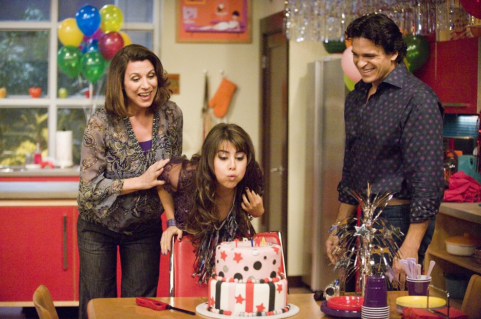 Victorious - The Birthweek Song (S01E04) (2010) | ČSFD.cz