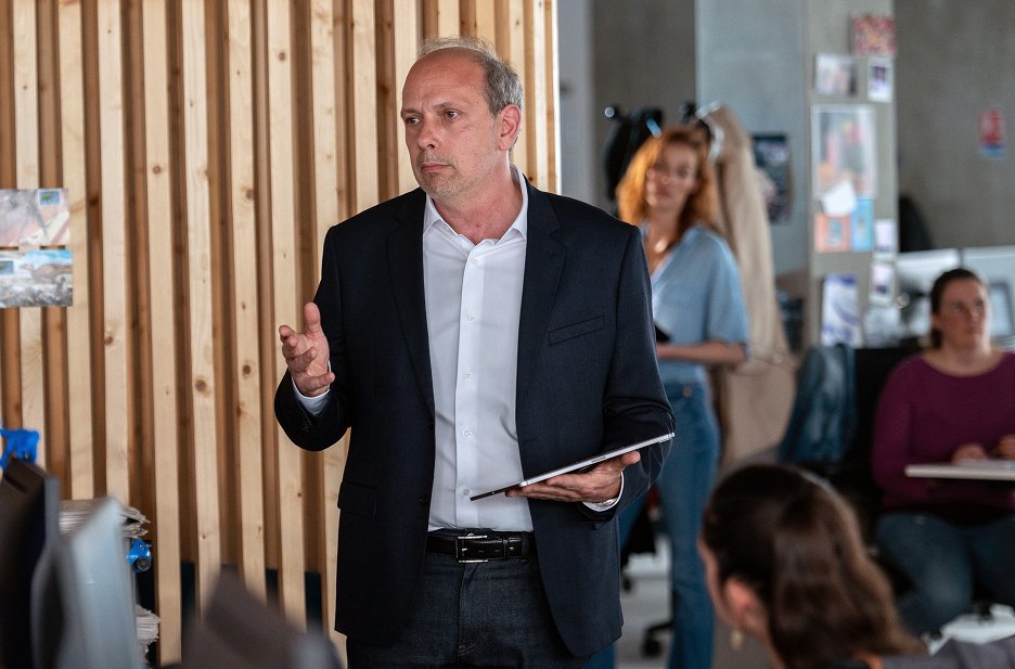 Le Monde n'existe pas - Episode 1 (E01) (2024) | ČSFD.cz