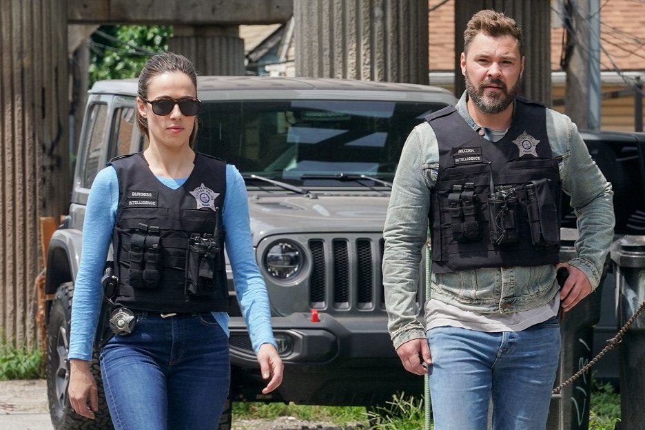 Policie Chicago - Až na krev (S10E01) (2022) | Tvůrci | ČSFD.cz