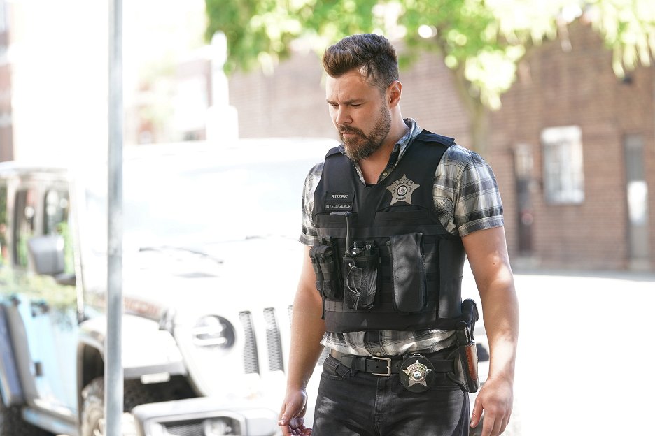 Policie Chicago - Tvoje pravé já (S10E02) (2022) | ČSFD.cz