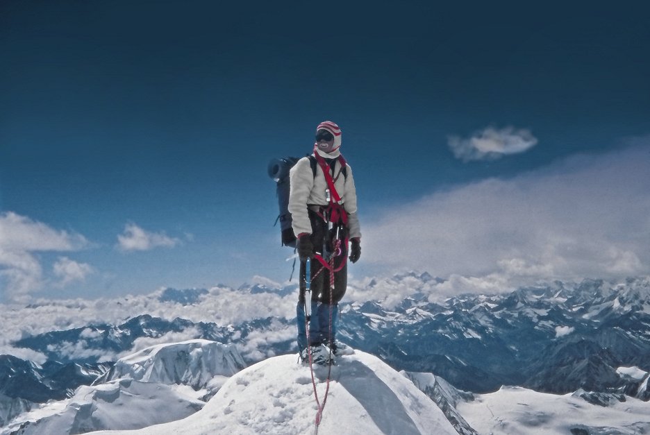 Za oponou velehor (2025) | ČSFD.cz