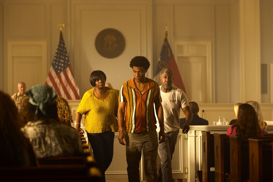 Outer Banks - Mámy a tátové (S04E07) (2024) | ČSFD.cz