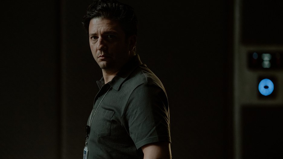 The Agency - Dřevěná kachnička (S01E02) (2024) | ČSFD.cz