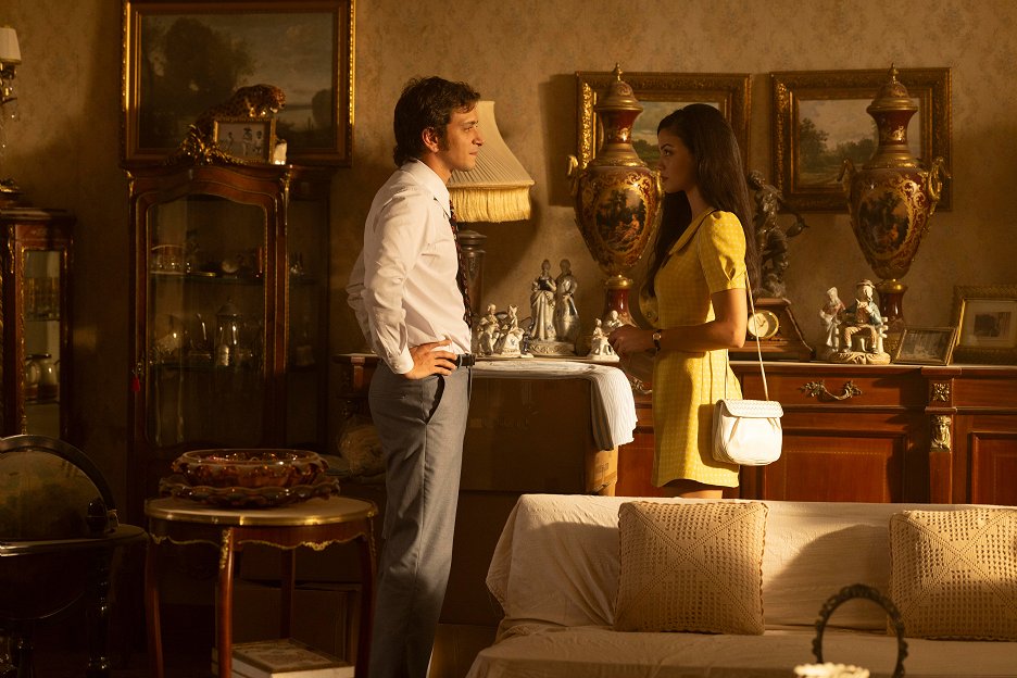 Muzeum nevinnosti (2026) | Galerie - Ze seriálu | ČSFD.cz