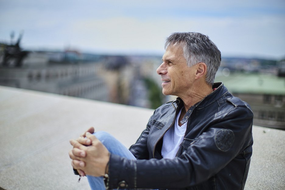 Janek Ledecký - Všechno bude fajn (2025) | ČSFD.cz