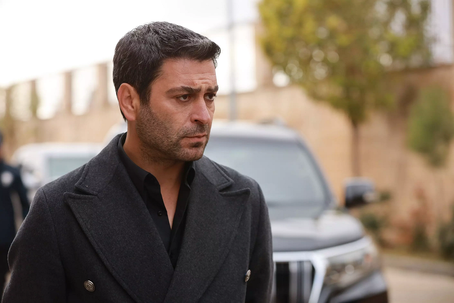 Uzak Şehir - Episode 9 (E09) (2025) | ČSFD.cz