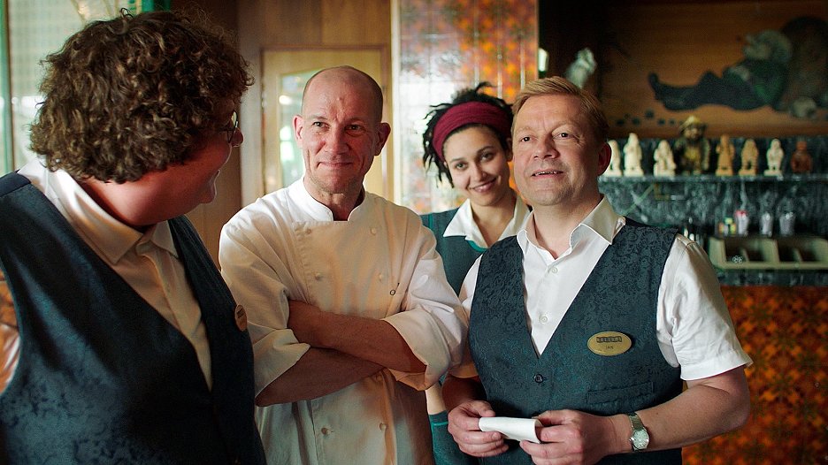 Hellums kro - Kro, krig og kjærlighet (E02) (2019) | ČSFD.cz