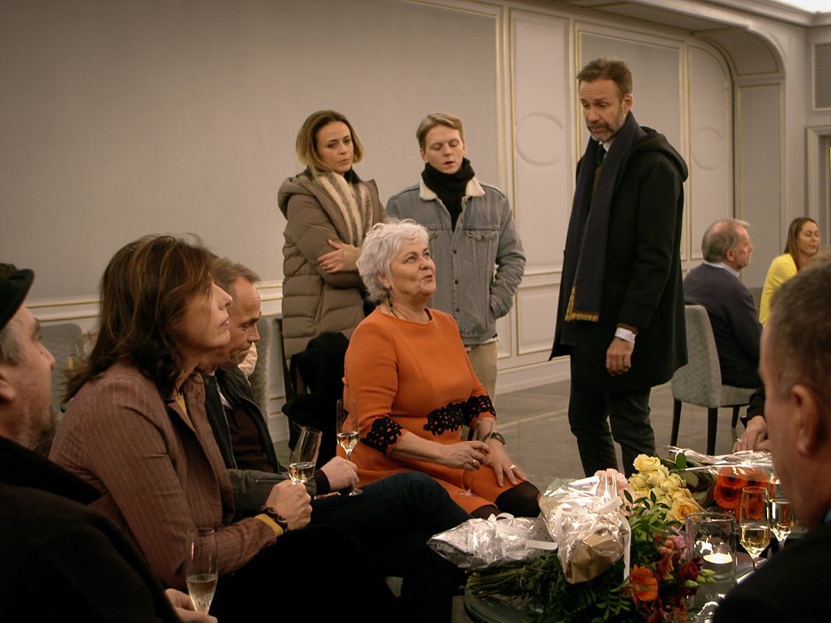 Helt perfekt - Frøken Julie (S09E01) (2019) | ČSFD.cz