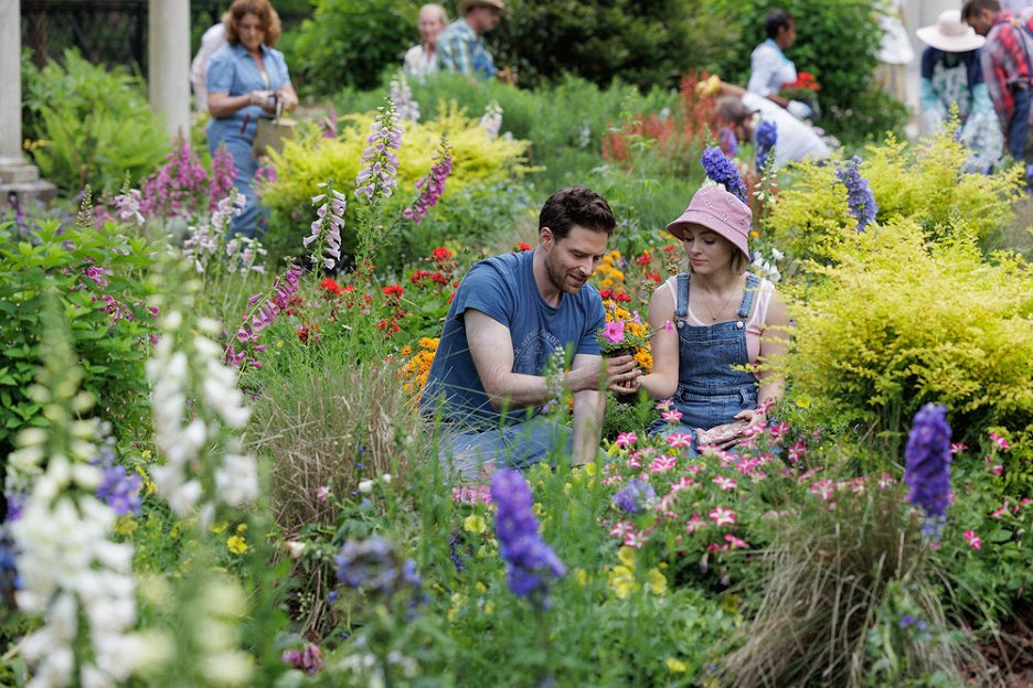 Grosse Pointe Garden Society - Pilot (E01) (2025) | ČSFD.cz