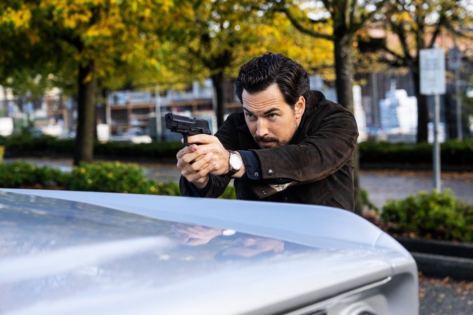 Wild Cards - Inside (Con) Man (S01E09) (2024) | ČSFD.cz