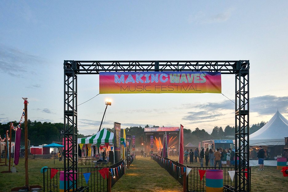 Making Waves (2023) | ČSFD.cz