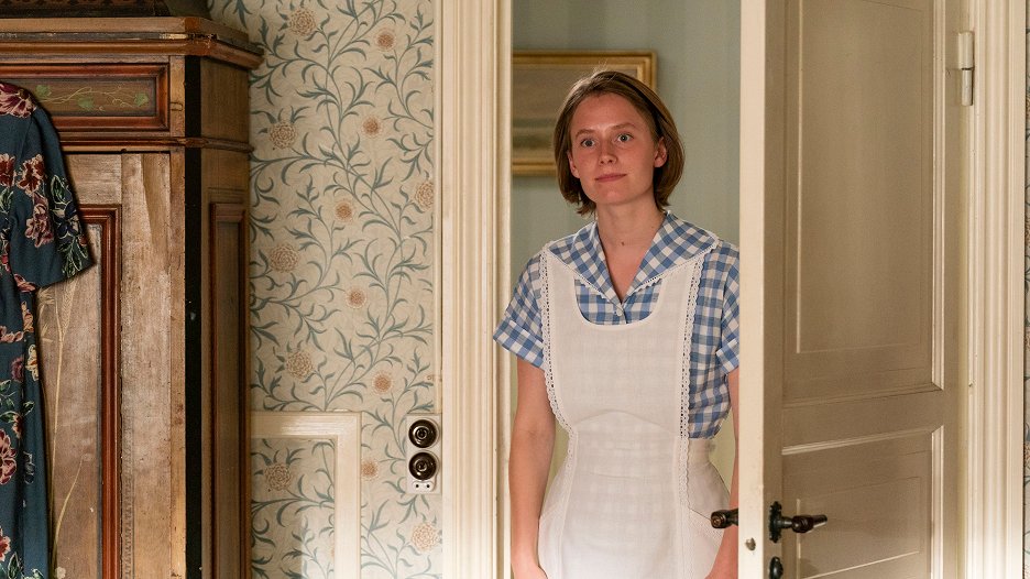 Badehotellet - Modstand og håb (S10E05) (2024) | ČSFD.cz