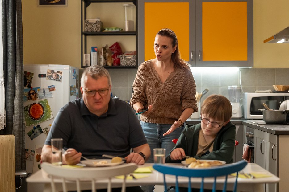 Jedna rodina - Říct, či neříct (S05E39) (2025) | Tvůrci | ČSFD.cz