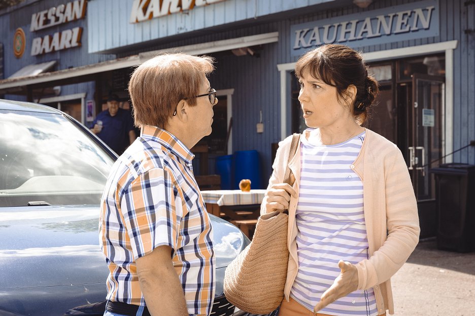 Kummeli esittää: Mökkinaapurit - Foliohatut (E06) (2025) | Galerie - Z epizody | ČSFD.cz