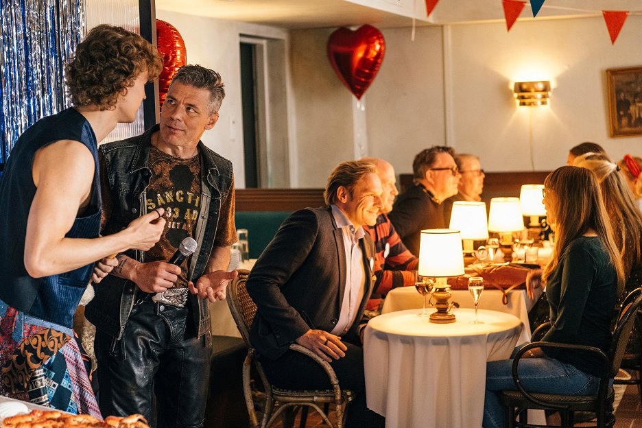 Höyhensarja - Fuck yksinäisyys! (E02) (2025) | ČSFD.cz