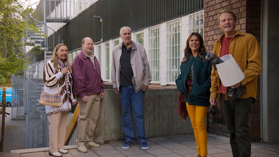 Solsidan - Spara och slösa (S09E01) (2025) | ČSFD.cz