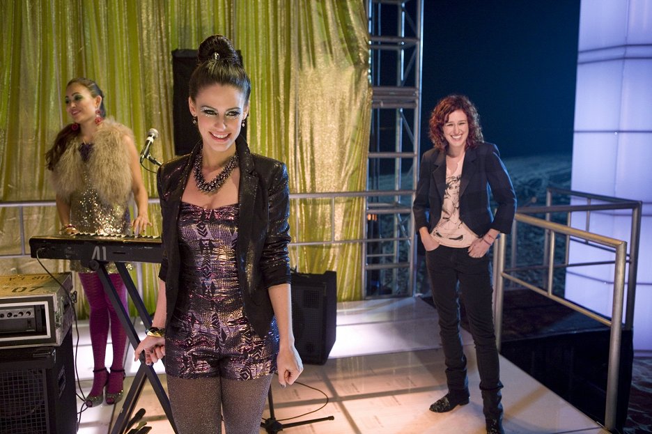 90210 - Sweaty Palms and Weak Knees (S02E17) (2010) | ČSFD.cz