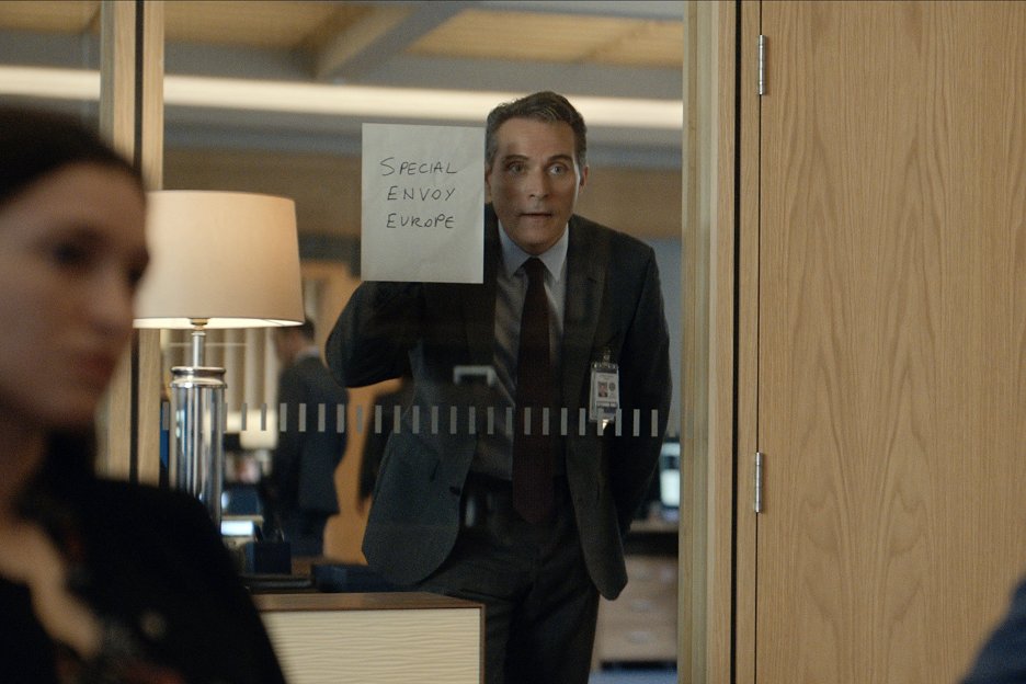 Diplomatické vztahy - Poslední tanec v klubu (S03E02) (2025) | Recenze ...