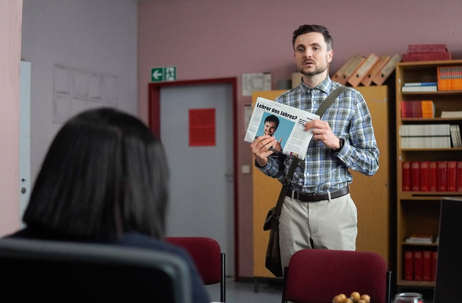 Almania - Lehrer des Jahres (S03E01) (2025) | Tvůrci | ČSFD.cz