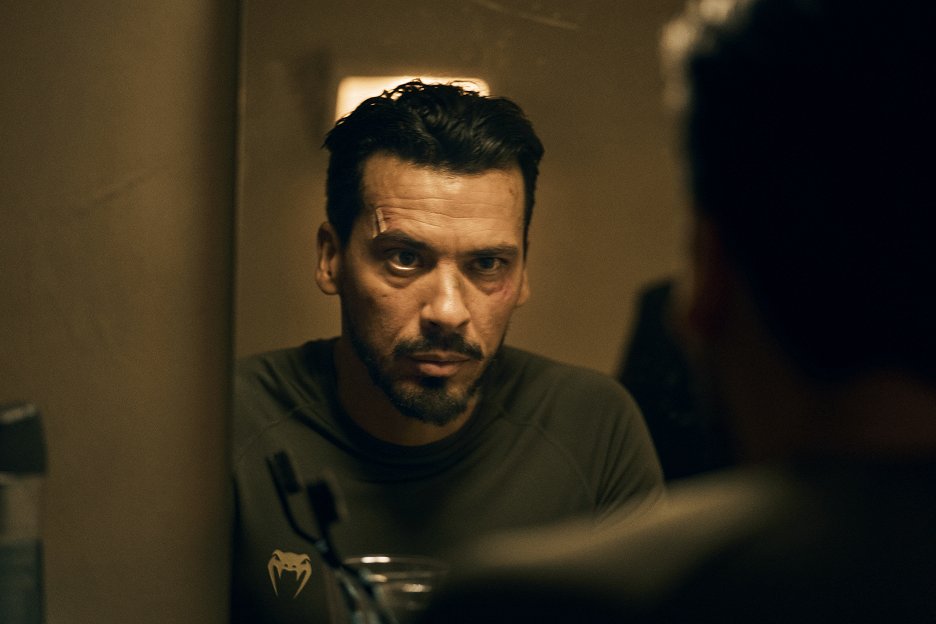 Blood Coast - Behind Bars (S02E01) (2025) | ČSFD.cz