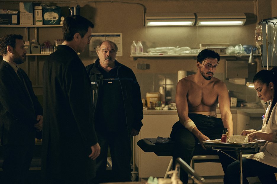 Blood Coast - Behind Bars (S02E01) (2025) | ČSFD.cz