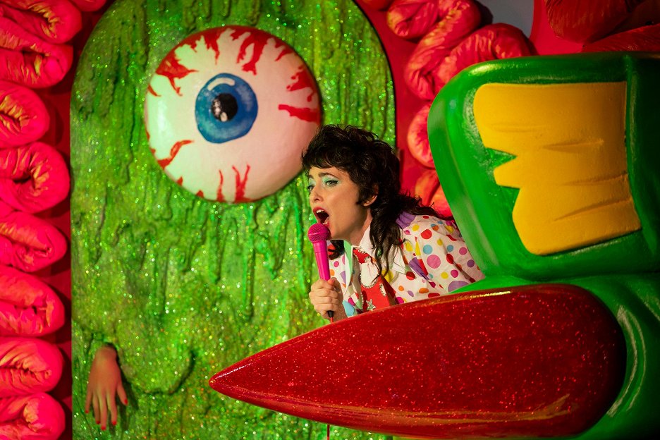 Sarah Squirm: Live + in the Flesh (2025) | Videa - Trailer | ČSFD.cz